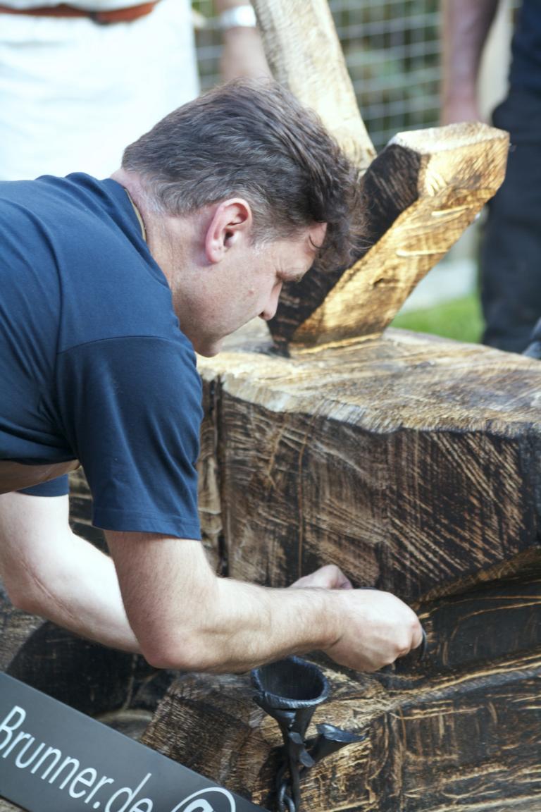 Der Wendelsteiner Bürgermeister schmiedet einen Nagel für den Nagelbaum ...