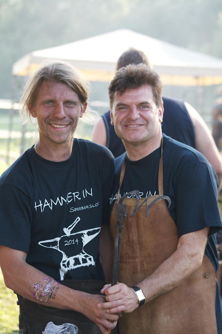 Der Wendelsteiner Bürgermeister schmiedet einen Nagel für den Nagelbaum ...